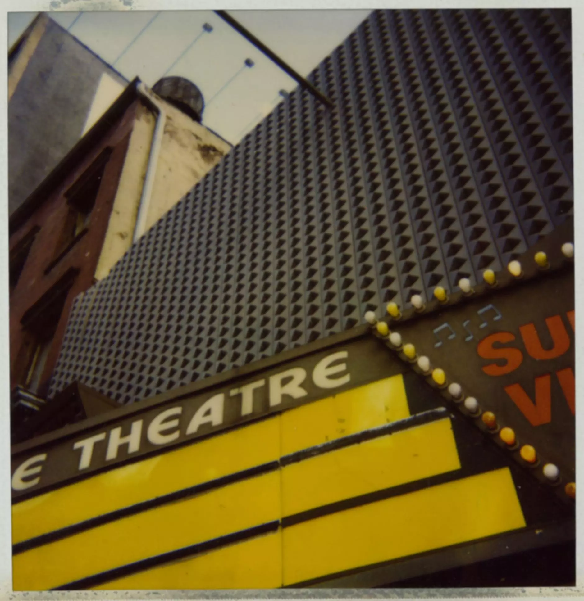 Tom Burr, Untitled (saka 42nd Street Structures), 1995, Polaroid photograph.Foto duweni Bortolami.