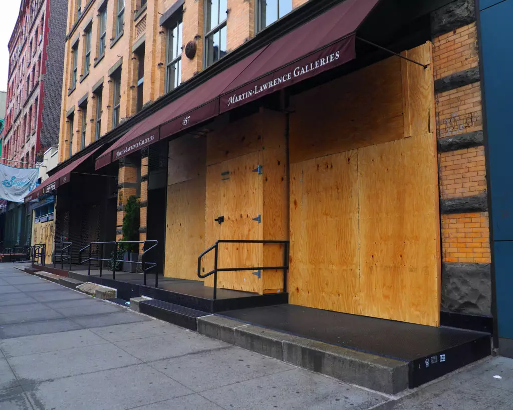 A Martin Lawrence Gallery de Soho está envasada durante a pandemia de coronavirus o 17 de abril de 2020 na cidade de Nova York. (Foto de Debra L Rothenberg/Getty Images)