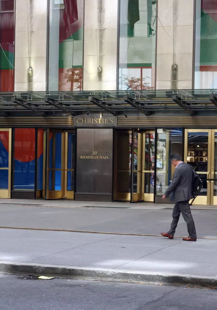 เมื่อสำนักงานใหญ่ของ Rockefeller Center ในมิดทาวน์แมนฮัตตันปิดตัวลง Christie's ได้ย้ายการขายทางออนไลน์ และหวังว่าลูกค้าจะปฏิบัติตาม ภาพ: Alexandra Schuler / พันธมิตรรูปภาพผ่าน Getty Images