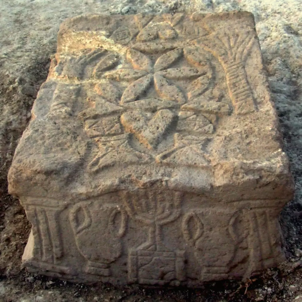 In grutte útsnien stien fûn by opgravings fan in koartlyn ûntdutsen synagoge by Migdal oan it noardwestlike ein fan de See fan Galilea yn noardlik Israel. Foto mei hoflikens fan 'e Israeli Antiquities Authority.