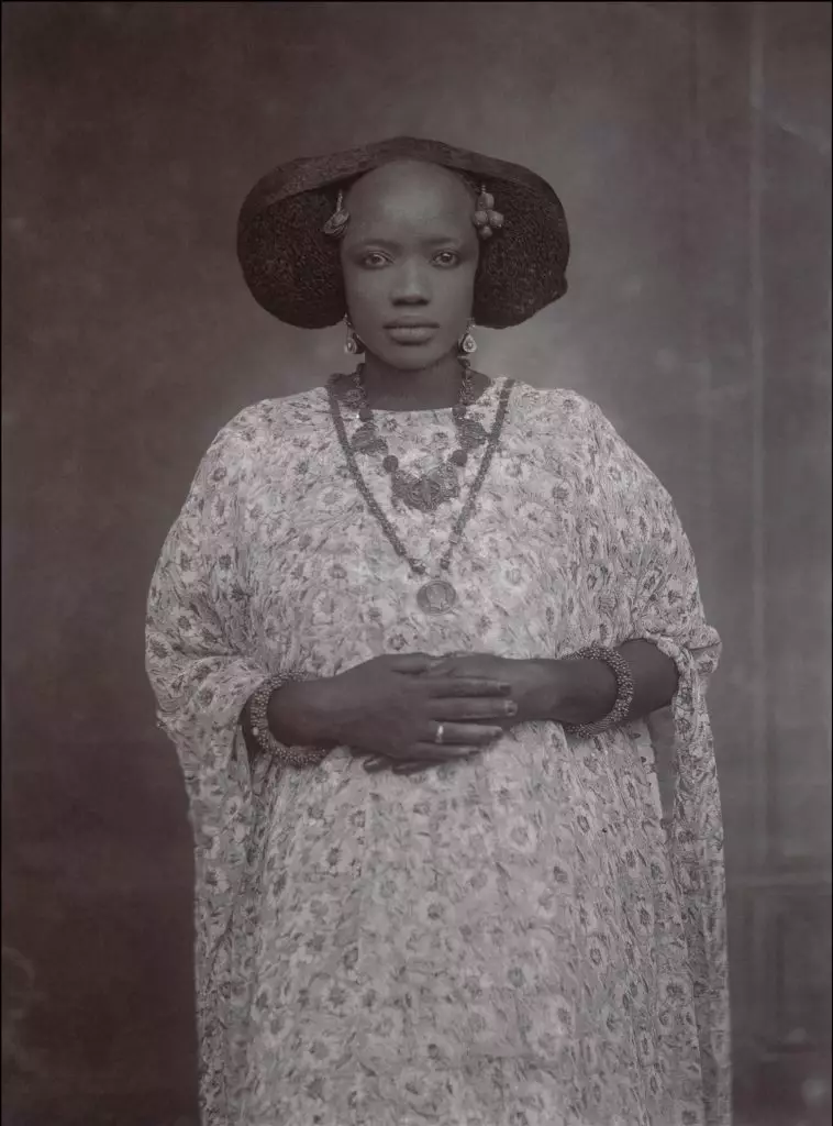 Artis Tidak Dikenali (Senegal), Potret Wanita (c. 1910). Foto ihsan Muzium Seni Metropolitan.