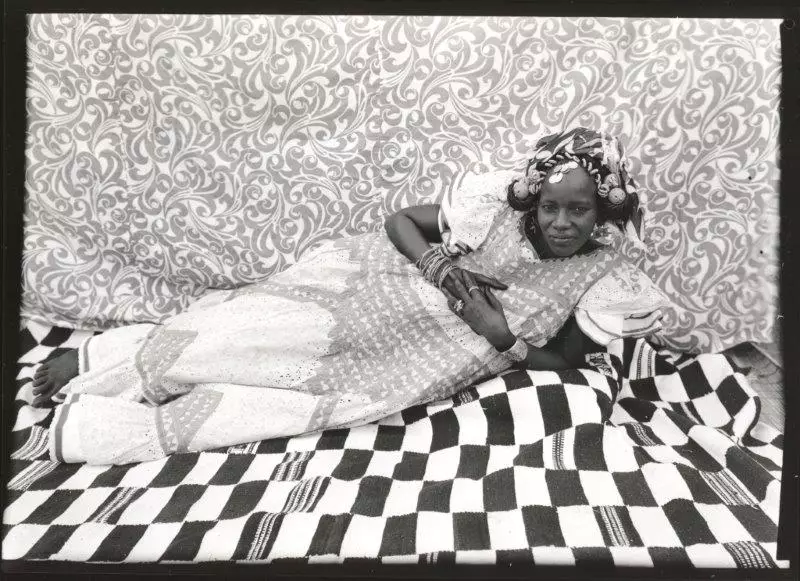 Seydou Keïta, 'Umugore Wicaye' (1950s-1960s). Ishusho: Inzu Ndangamurage ya Metropolitan.