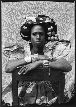 Seydou Keïta, Wanita Duduk di Kerusi (1956-57). Imej: Muzium Seni Metropolitan.