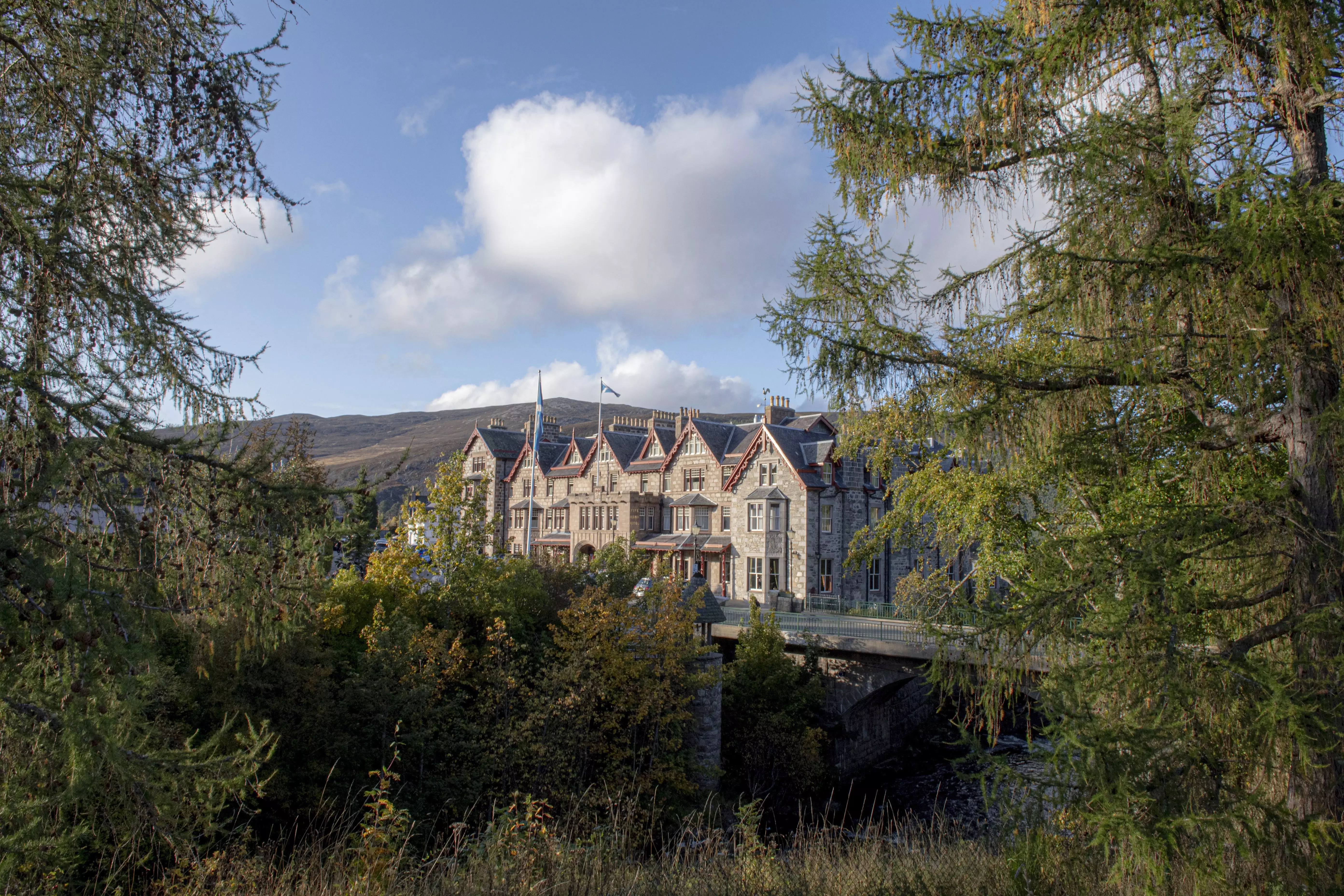 Kung Pupunta Ka sa London, Magmumungkahi Kami ng Isang Puno ng Sining na Detour sa Scottish Highlands at Islands