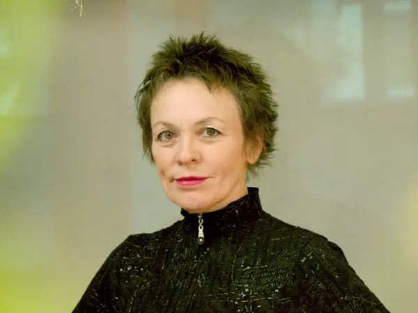 Laurie Anderson abiellub sõbra Sophie Callega