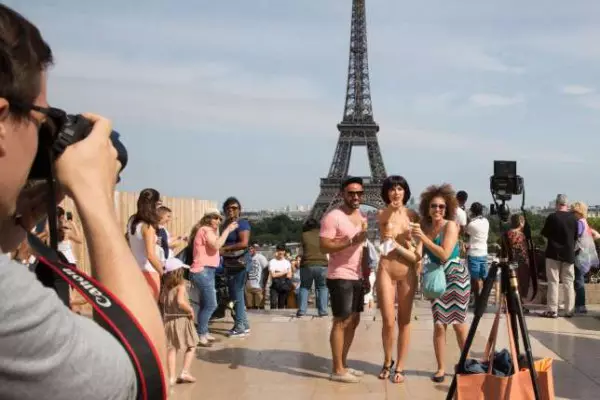 La controvertida artista de performance Milo Moiré se tomó selfies con turistas para su último trabajo. Foto cortesía de Milo Moiré.