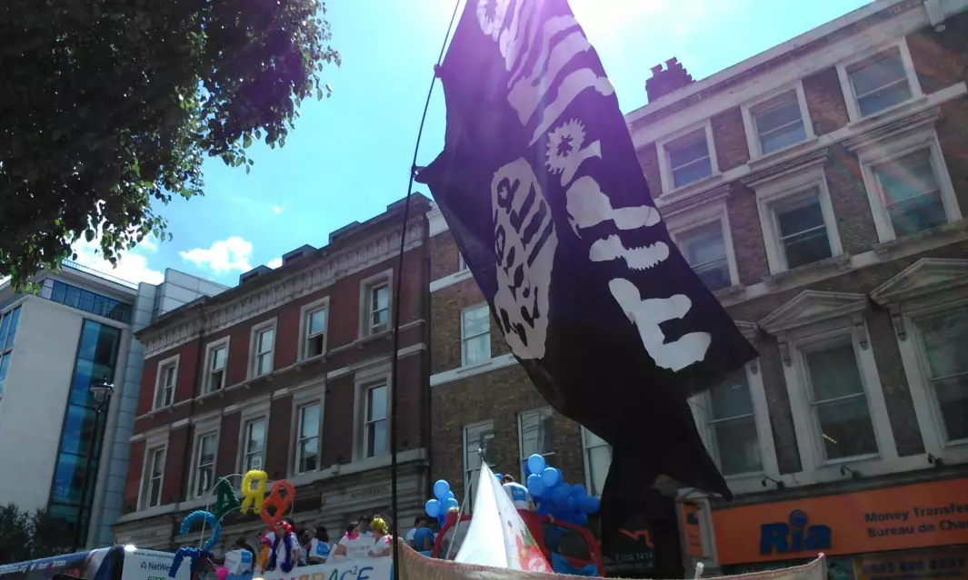 La bandera Dildo ISIS en el Desfile del Orgullo Gay de Londres. Foto: Paul Coombs.