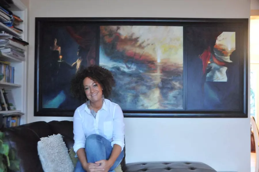 Rachel Dolezal bil-pittura tagħha Turner-sque. Ritratt: Shawntelle Moncy, bil-kortesija tal-Lvant.