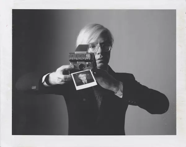 El primer defensor de la selfie: Andy Warhol. Foto: Oliviero Toscani via designboom.com