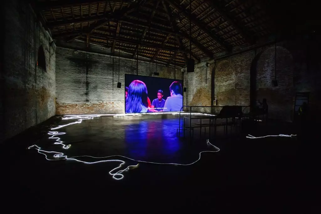 Adelita Husni-Bey, Branje (2017). Instalacijski pogled na italijanski paviljon na Beneškem bienalu 2017. Fotografija Awakening/Getty Images.