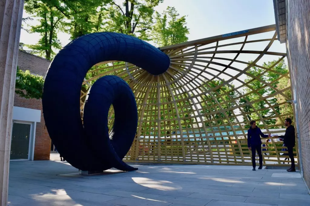 Martin Puryear's Swallowed Sun (Monstrance and Volute) (2019) ຢູ່ US Pavilion ໃນ Venice, 2019. ຂໍສະແດງຄວາມຍິນດີກັບ Ben Davis.