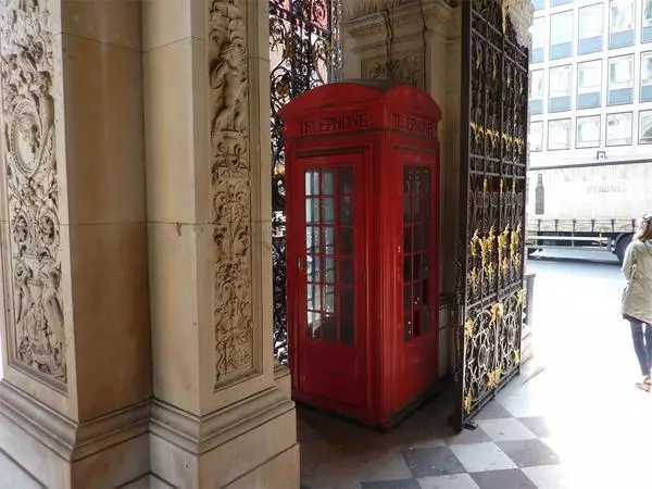 Il-kaxxa tat-telefon fil-Piccadilly ta' Londra li qed tospita programm ta' xogħlijiet tal-ħoss Ritratt permezz ta': Holly Pester