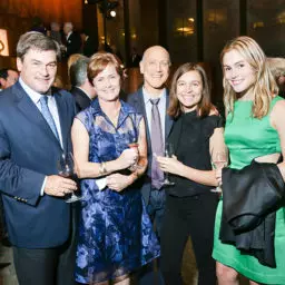 Thomas Russo, Georgina Russo, John Dubrow, Audrey Ducas, a Meredith Russo um fënneften alljährlechen Gala Dinner a Live Auktioun vum Storm King Art Center am Four Seasons Restaurant zu New York. Foto: Benjamin Lozovsky, Ugedriwwe BFAnyc.com.