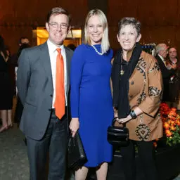 John Sare, Christy MacLear, a Beth DeWoody am Storm King Art Center säi fënneften alljährlechen Gala Dinner a Live Auktioun am Four Seasons Restaurant zu New York. Foto: Benjamin Lozovsky, Ugedriwwe BFAnyc.com.