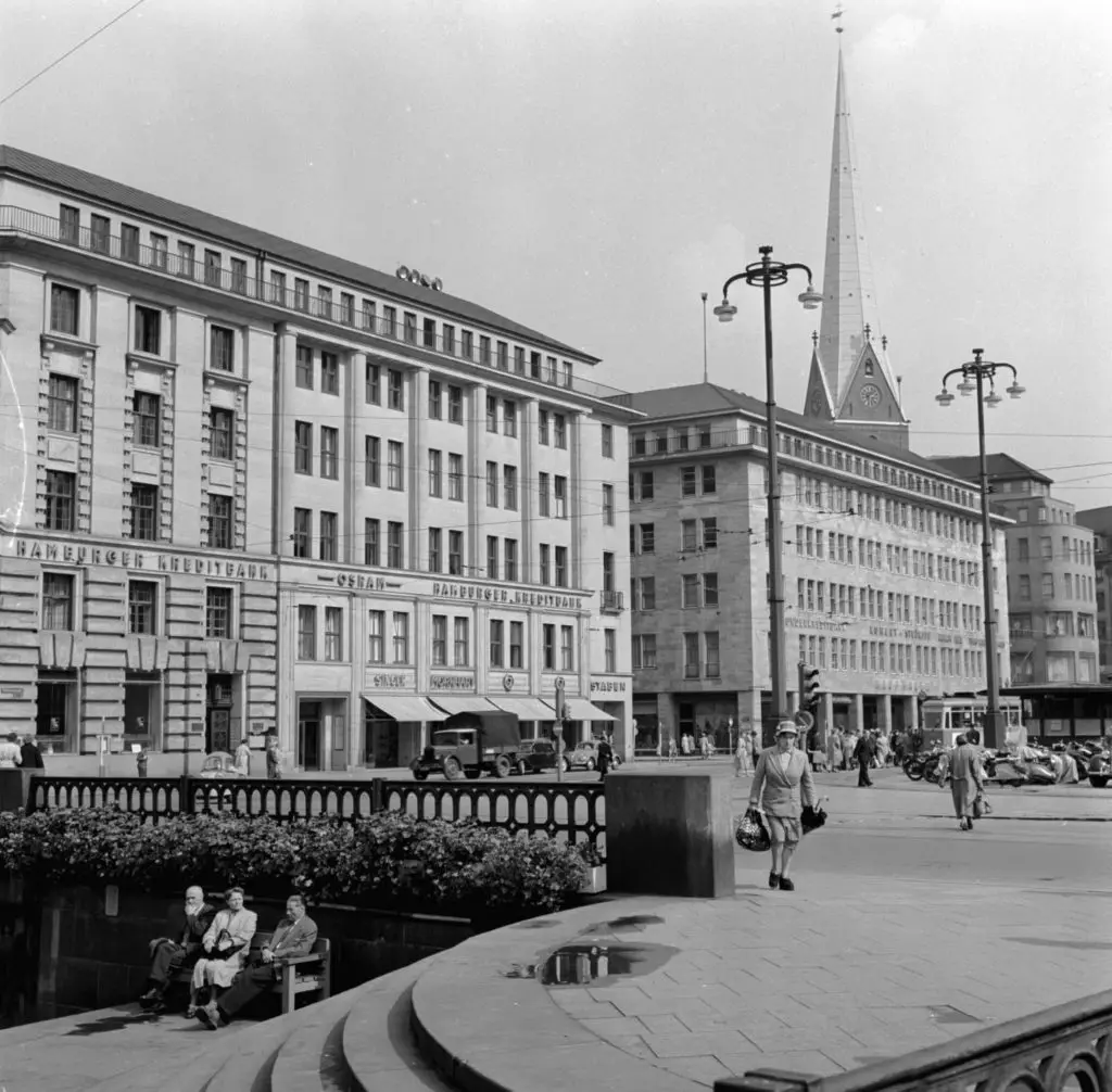 Biurų pastatai Hamburge, kurie buvo atstatyti po sunaikinimo Antrojo pasaulinio karo metu, Rotušės turgaus aikštėje 1955 m. (Three Lions/Getty Images nuotr.)