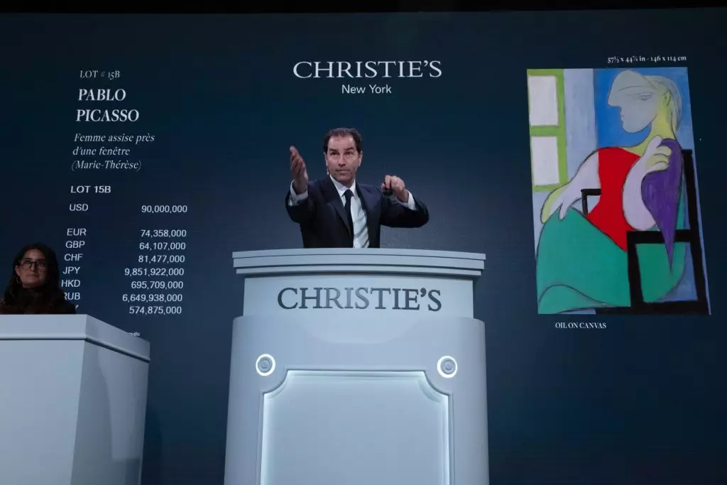 වෙන්දේසිකරු Adrien Meyer 2021 මැයි මාසයේදී New York හි Christie's 20th Century සන්ධ්‍යා අලෙවියේදී ලංසු තැබීය. ඡායාරූපය: Christie's Images Ltd. 2021.