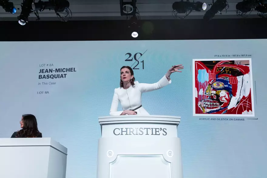 Gemma Sudlow aukciós liciteket tesz a Christie's 21st Century esti kiárusítása során New Yorkban 2021 májusában. Fotó: Christie's Images Ltd. 2021.