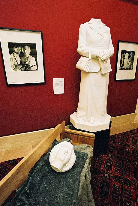 Ang estatwa ni Neil Simmons ni Margaret Thatcher gipunggotan sa ulo sa vandal nga si Paul Kelleher wala madugay human makita sa Guildhall Art Gallery, London, niadtong 2002. Litrato sa maayong kabubut-on sa Guildhall Art Gallery, London.