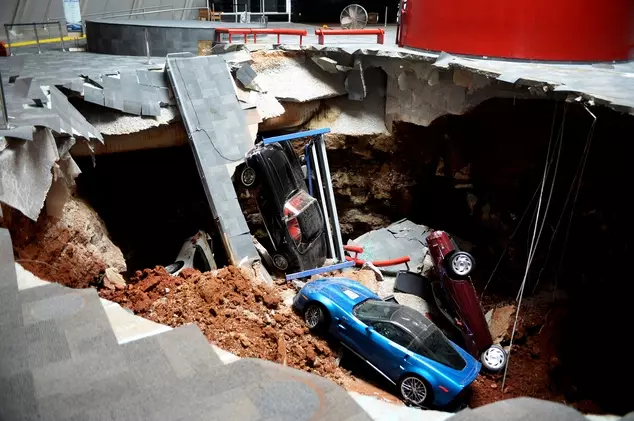 The sinkhole ka Skydome showroom at National Corvette Museum ka February 12, 2014. Photo: Michael Noble Jr., ka tlhompho ea Associated Press/National Corvette Museum e Bowling Green, Kentucky.