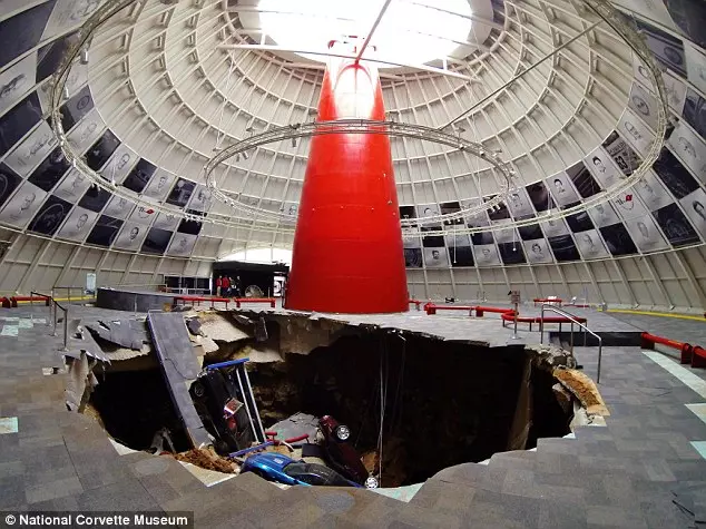 Milli Korwet muzeýindäki Skydome sergi zalyndaky çukur. Photo: Kentukki ştatynyň Bowling Grin şäherindäki Milli Korwet muzeýi tarapyndan berilýär.