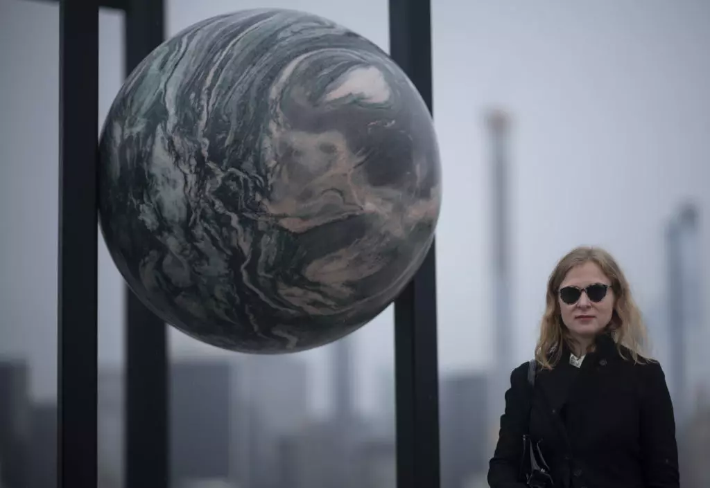 A berlini művész, Alicja Kwade pózol ParaPivot szobrában a Metropolitan Museum of Art tetején. Fotó: Johannes Eisele/AFP/Getty Images.