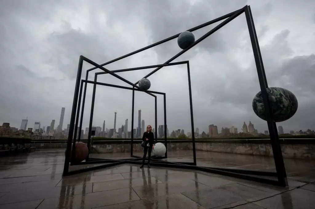 Umjetnica iz Berlina Alicja Kwade pozira u svojoj skulpturi ParaPivot na vrhu Metropolitan Museum of Art (MET) 15. travnja 2019. Foto: Johannes Eisele/AFP/Getty Images.