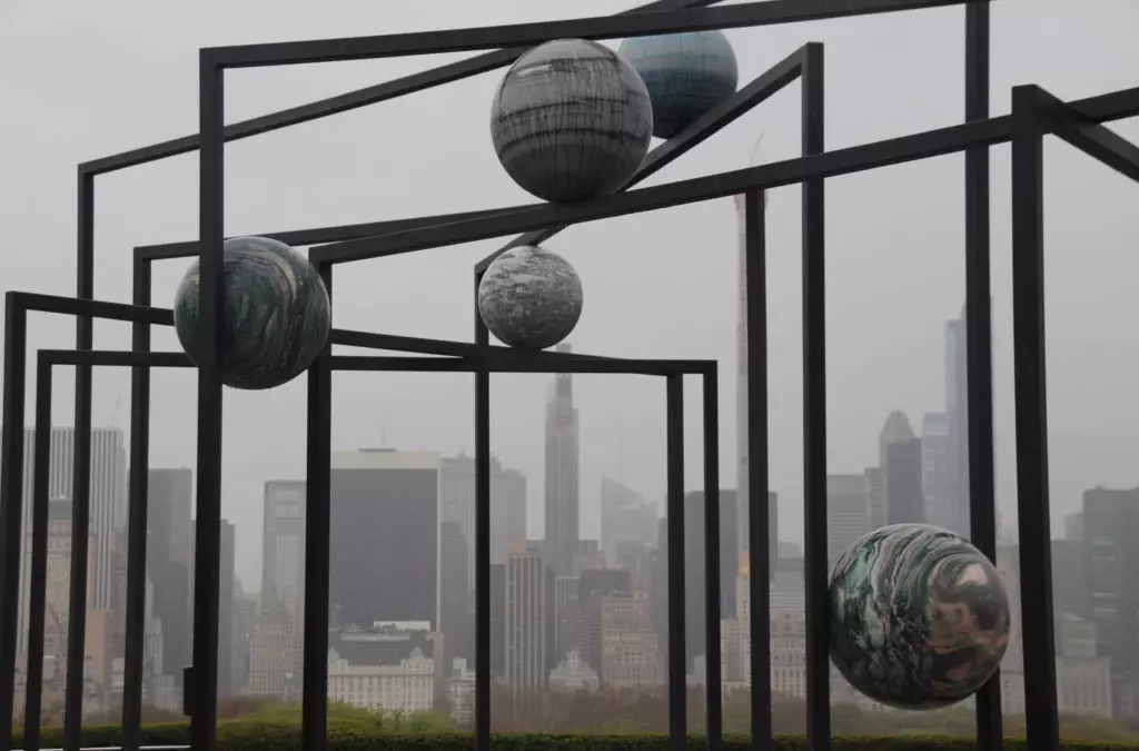 Una scultura dell'artista berlinese Alicja Kwade si trova sulla terrazza sul tetto del Metropolitan Museum di New York. Foto