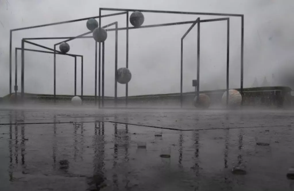 Regn ses ved siden af skulpturen ParaPivot af den Berlin-baserede kunstner Alicja Kwade på toppen af Metropolitan Museum of Art (MET) den 15. april 2019. Foto: Johannes Eisele/AFP/Getty Images.