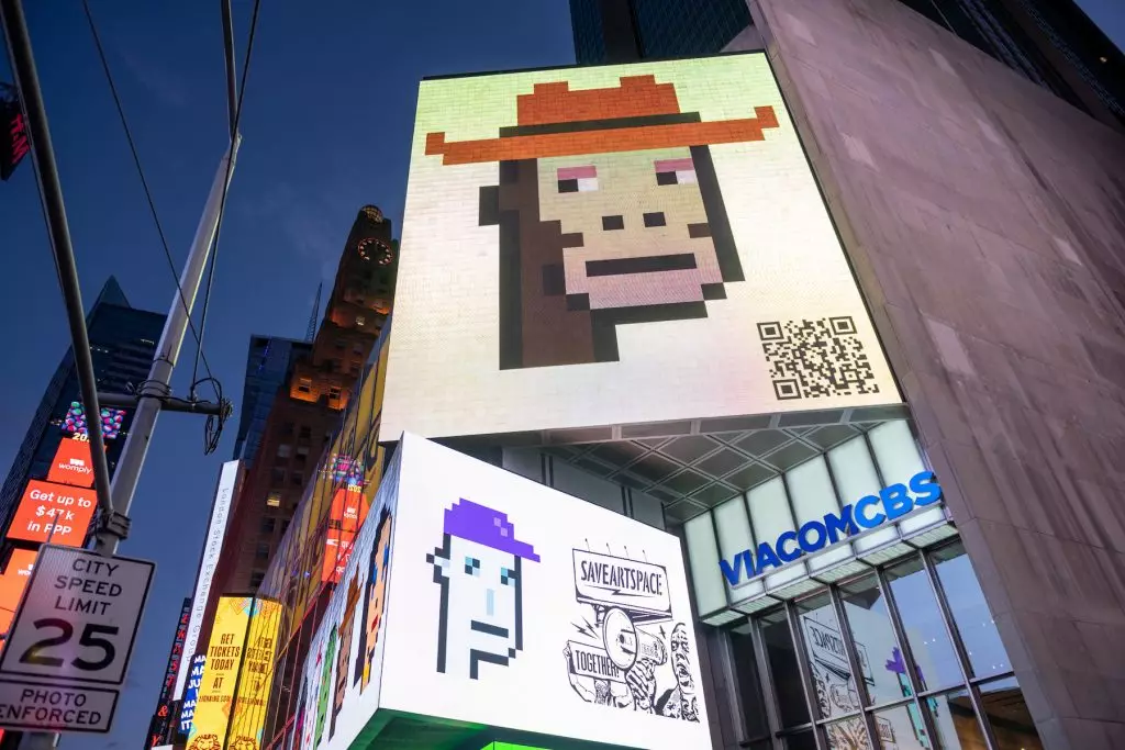 Gambar CryptoPunks ditampilake ing papan reklame digital ing Times Square tanggal 12 Mei 2021 ing New York City. (Foto dening Alexi Rosenfeld / Getty Images)