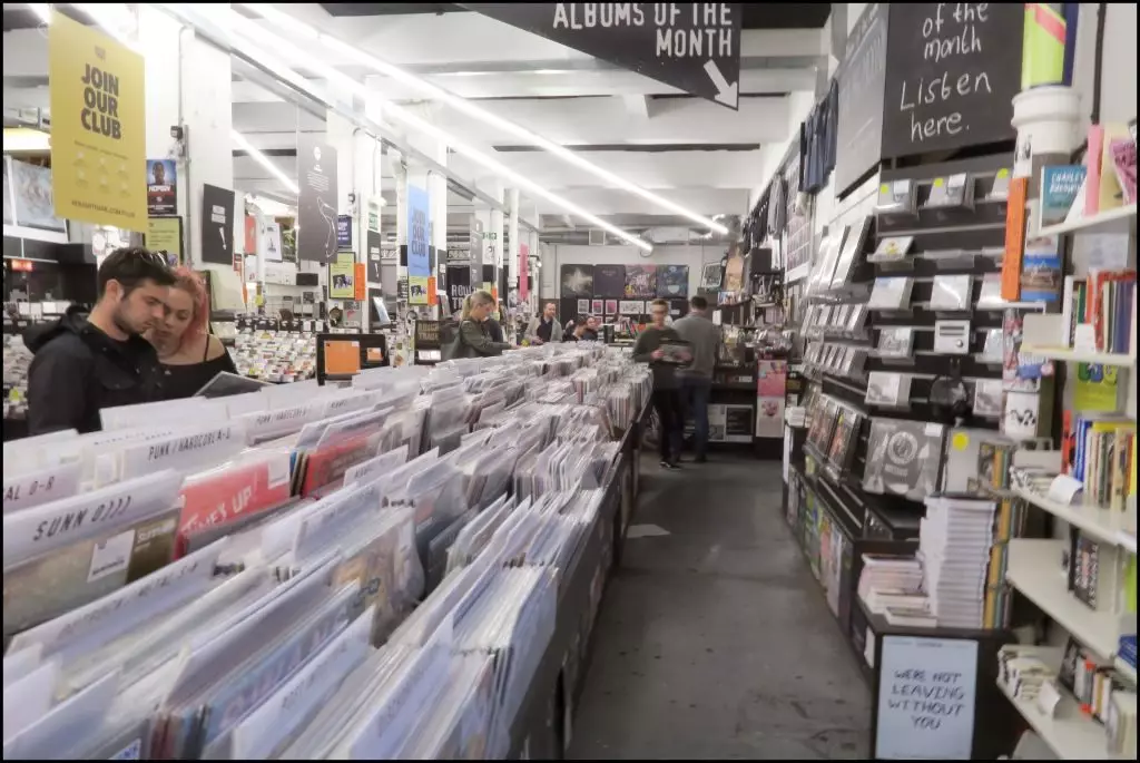 Лондондагы Rough Trade's Brick Lane кибете. Кибетнең Бруклиндагы урыны хәзер 30 Рокфеллер үзәгенә күчә. Дэвид Корио фотосы / Редфернс.