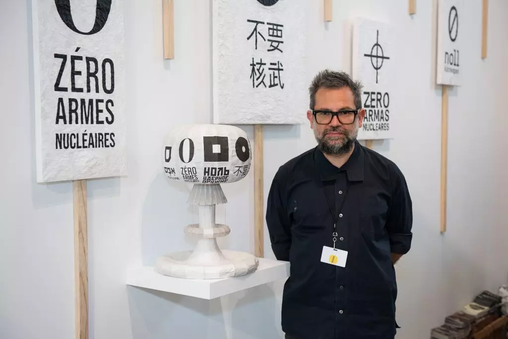 Oṣere Pedro Reyes ni iwaju fifi sori ZERO NUKES rẹ ni Frieze New York 2022.