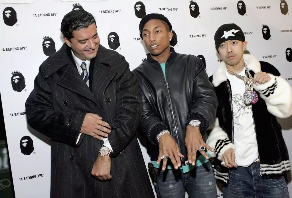 Jacob the Jeweller, mpitendry mozika Pharrell Williams ary Designer Nigo. Sary avy amin'i Paul Hawthorne / Getty Images.