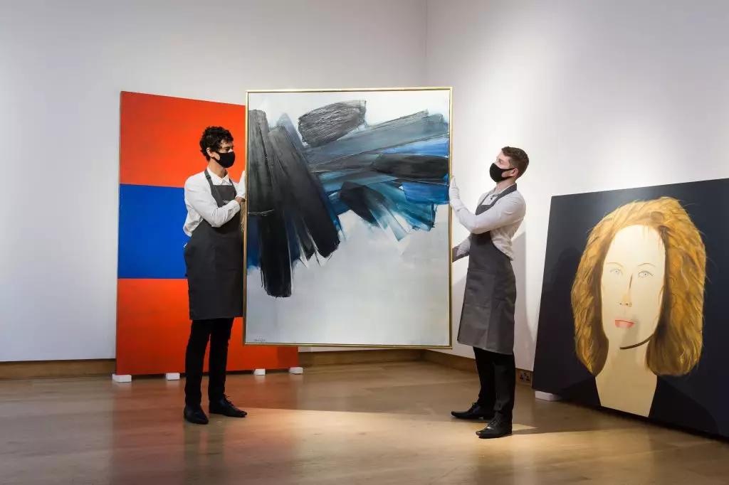 Mitarbeiter präsentieren eine Arbeit von Pierre Soulages bei Christie's. Foto von Wiktor Szymanowicz/NurPhoto über Getty Images.