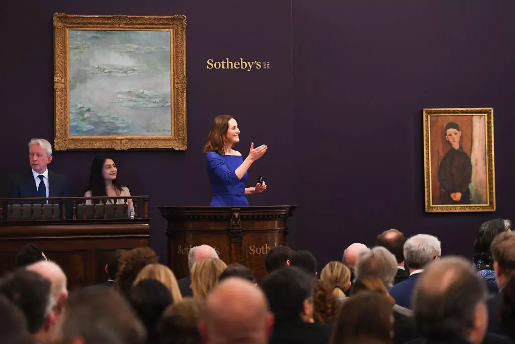 Sotheby's-ის ევროპის თავმჯდომარე და აუქციონერი, ჰელენა ნიუმენი. კრის ჯეი რატკლიფის ფოტო/Getty Images Sotheby's-ისთვის.