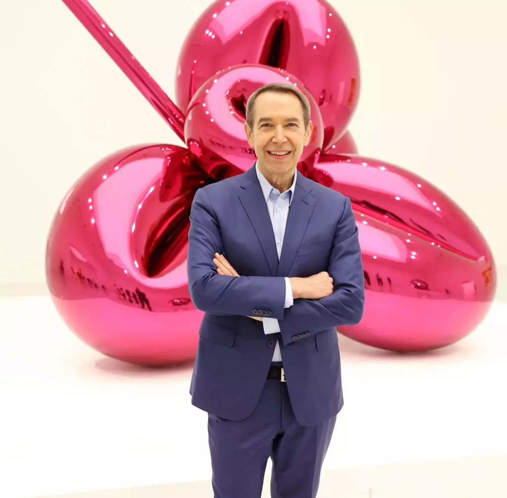 Ku ya 20 Ugushyingo 2021, Jeff Koons yifotoje mu kiganiro n'abanyamakuru berekanaga “Yatakaye muri Amerika”, mu nzu ndangamurage ya Qatar. Ifoto: Cindy Ord / Getty Amashusho ya Muzehe ya Qatar.