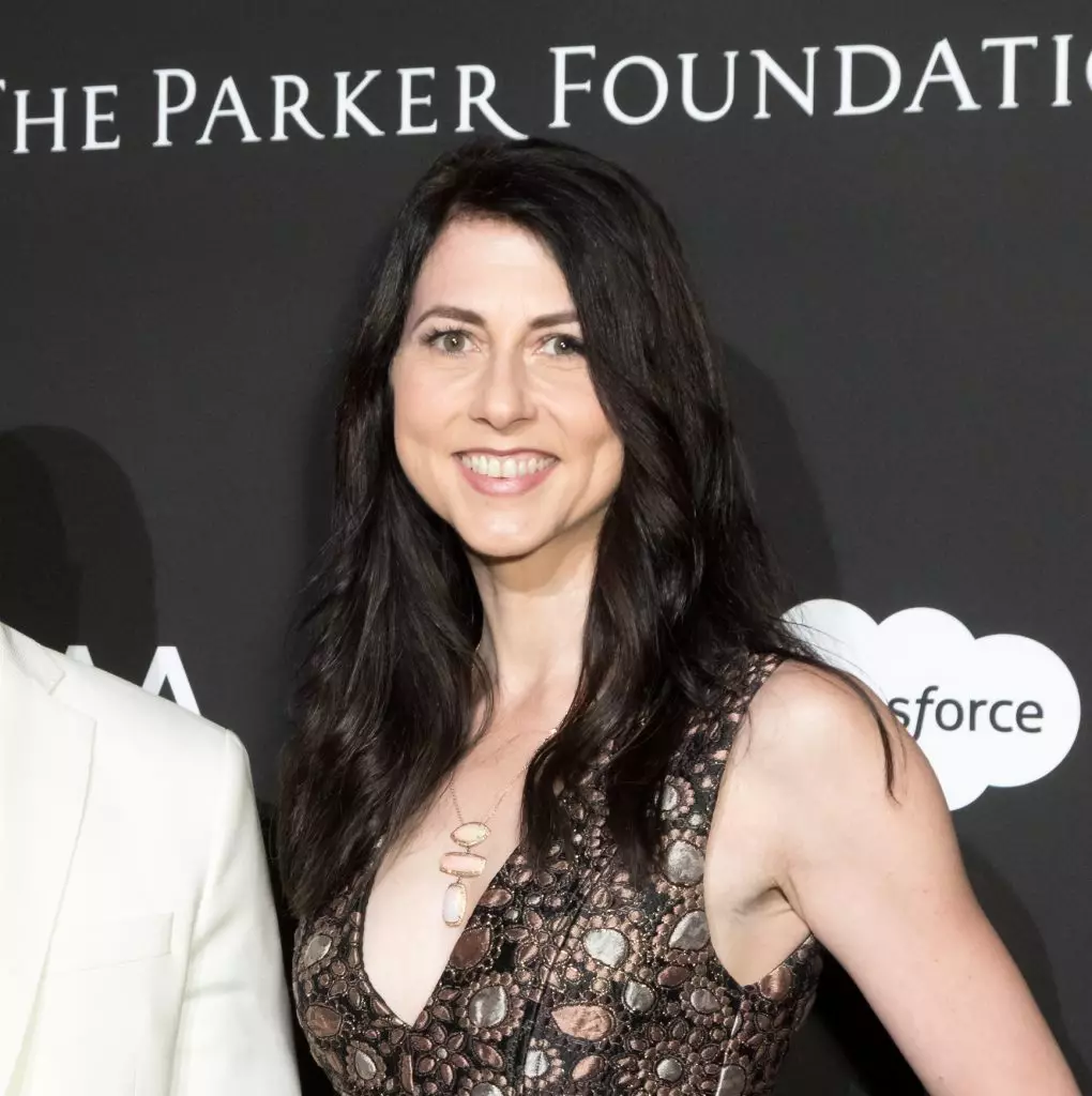 MacKenzie Bezos menghadiri SEAN PENN J/P HRO GALA: Makan Malam Gala untuk Manfaat Organisasi Bantuan J/P Haiti dan Gabungan Organisasi Bantuan Bencana di Milk Studios pada 6 Januari 2018 di Los Angeles, California. Foto: Greg Doherty/Patrick McMullan melalui Getty Images.