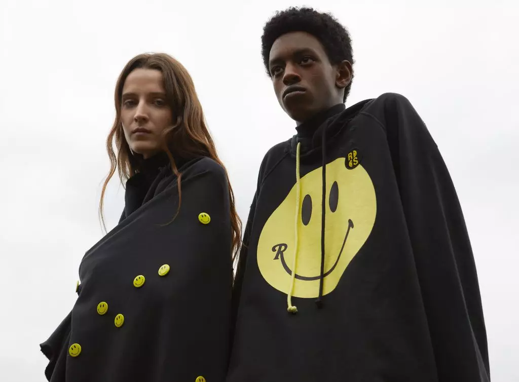 Raf Simons-ის Smiley hoodie. სმაილის თავაზიანობა.