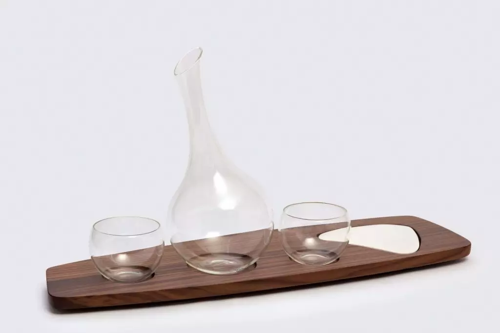 SoShiro, Carafe sareng set gelas dina baki appetizer kai walnut tina koleksi SoShiro Pok (2019). Kahadean tina SoShiro.