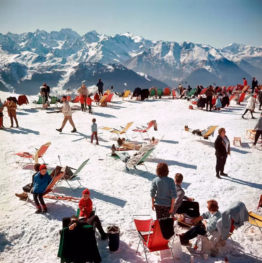 Slim Aarons, Verbier Vacation (1964). Üheksateistkümne kaheksa inimese loal.