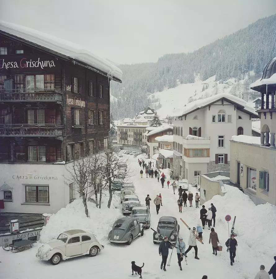 Slim Aarons, Klosters (1963). Mwachilolezo cha nineteensixtyeight.