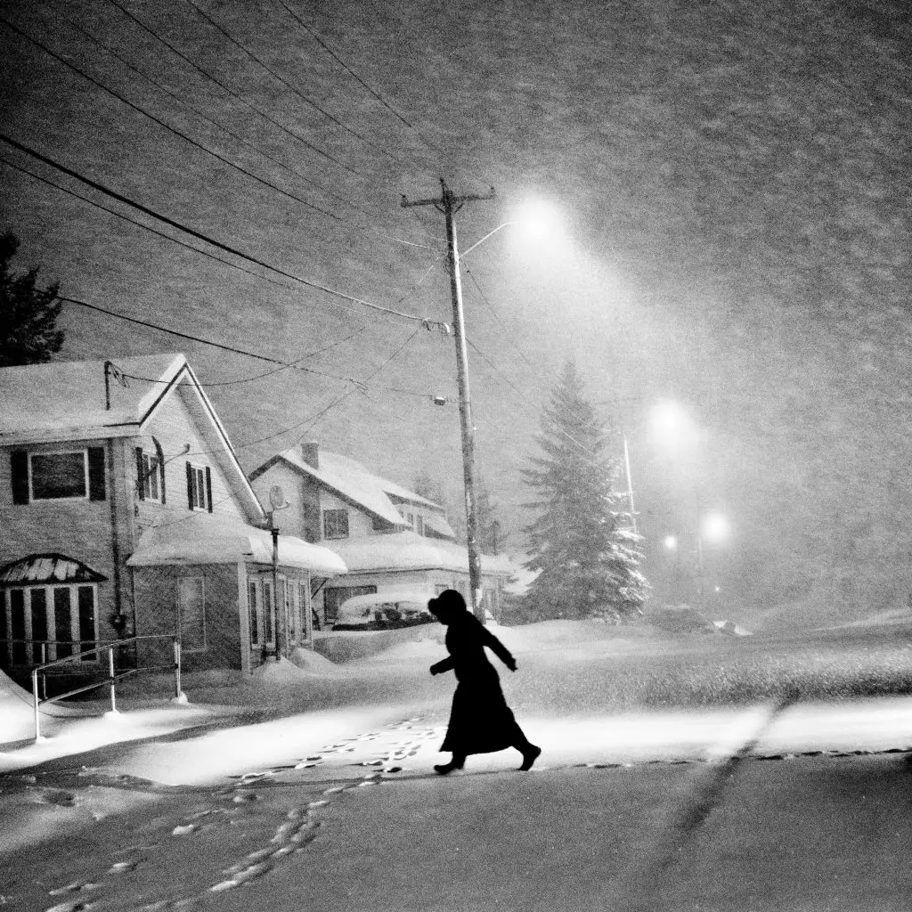 Matt Black, Madawaska, Maine. 2019. Snowstorm (2019). Mwachilolezo cha Robert Koch Gallery/