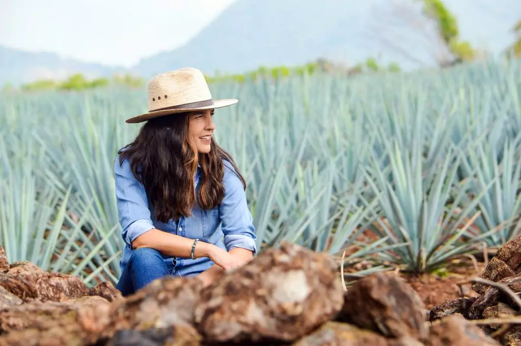 Bertha González Nieves, fundadora de Casa Dragones, nos campos de agave. Foto cedida por Casa Dragones.