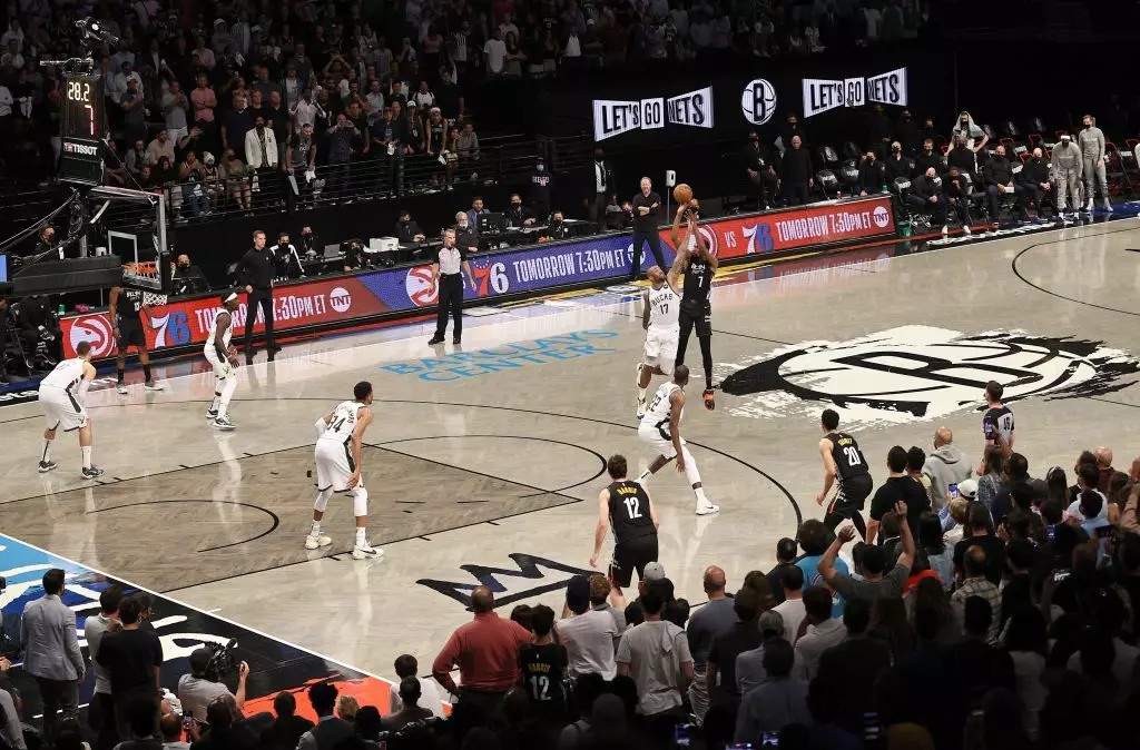 I-Brooklyn Nets edlala e-Barclays Center, enamajezi anetimu ye-Basquiat nokuhlobisa phansi. (Isithombe ngu-Elsa/Getty Images)