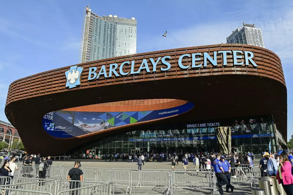 มุมมองภายนอกของ Barclays Center สถานที่ใหม่ที่ไม่น่าจะเป็นไปได้สำหรับภาพ Basquiat ของ Andy Warhol (ภาพโดย Steven Ryan/Getty Images)