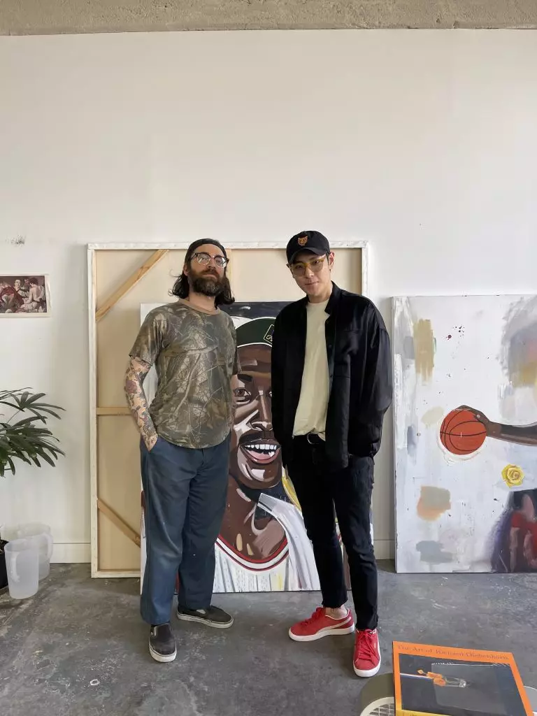 O artista Anthony Rianda e a estrela de K-pop T.O.P durante unha recente visita ao estudo.