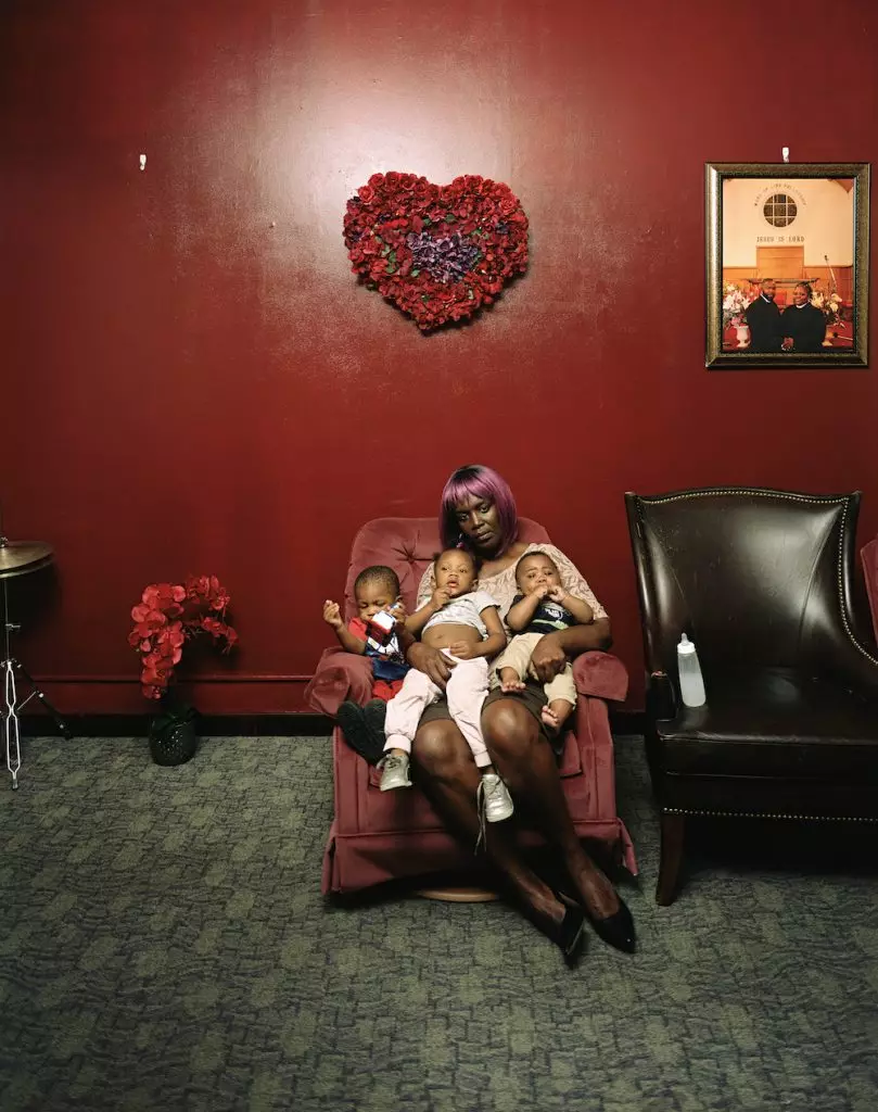 Deana Lawson, Dapîra Ciwan (2019). © Deana Lawson. Ji hêla Sikkema Jenkins & Co., New York; Galeriya David Kordansky, Los Angeles.