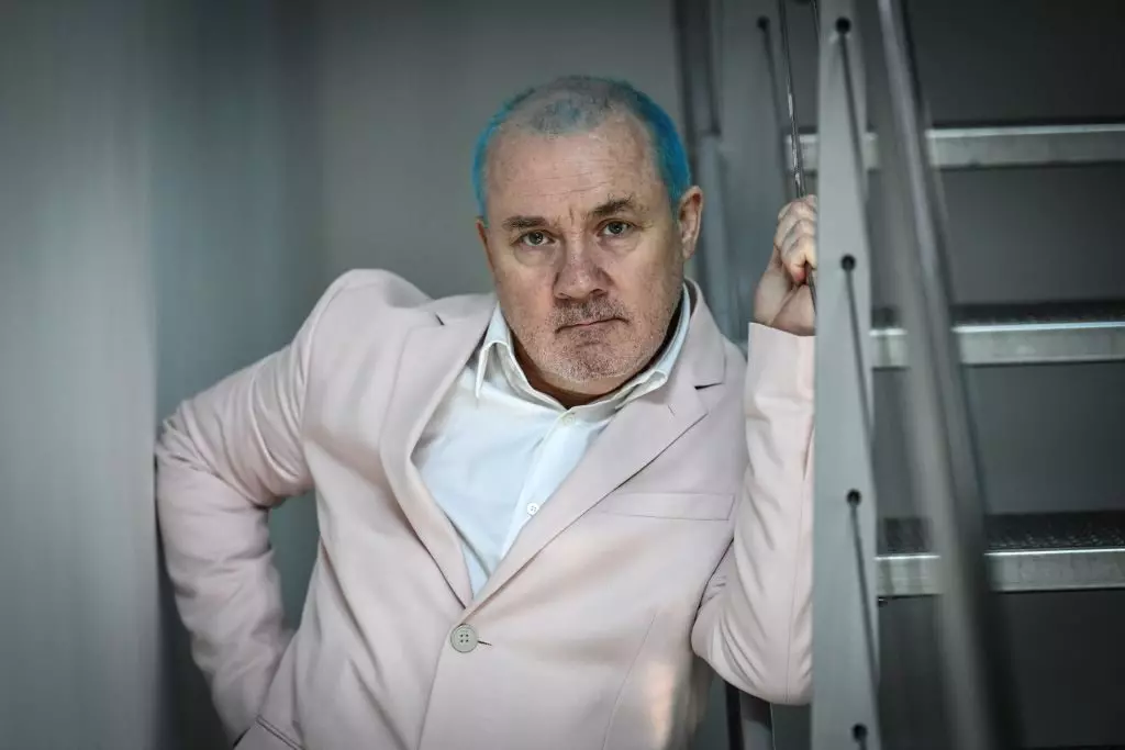 Artis Inggris Damien Hirst pose nalika sawangan pencét