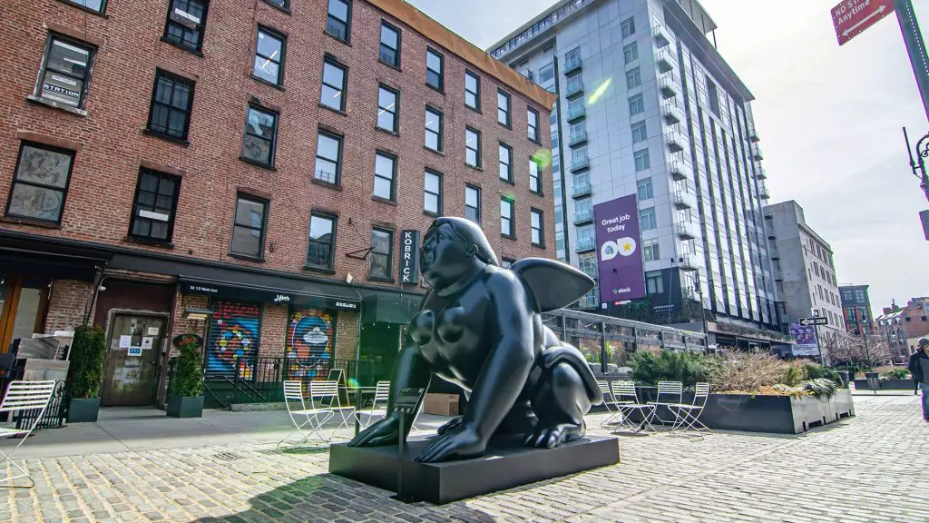 Fernando Botero, Sphinx op 14th Street Square, New York. Foto met dank aan David Benrimon Fine Art.