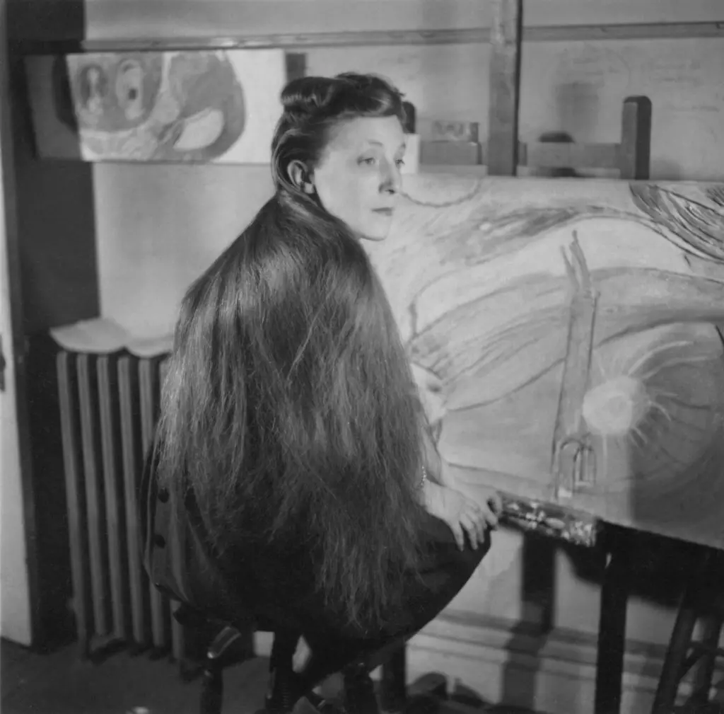 142 East 18th Street에 있는 그녀의 아파트 스튜디오에 있는 Louise Bourgeois(1946년경). 사진 © The Easton Foundation/뉴욕 Artists Rights Society(ARS)의 VAGA 라이선스.