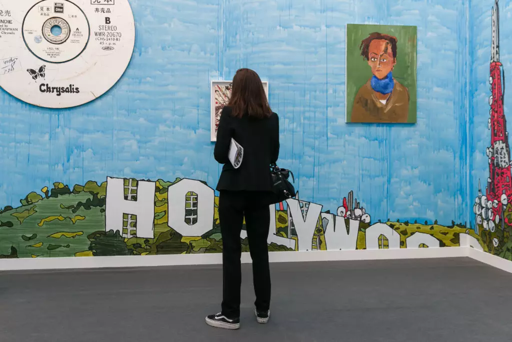 Pengunjung stan Blum & Poe di Frieze Los Angeles perdana pada tahun 2019. Foto oleh Mark Blower. Atas perkenan dari Mark Blower/Frieze.